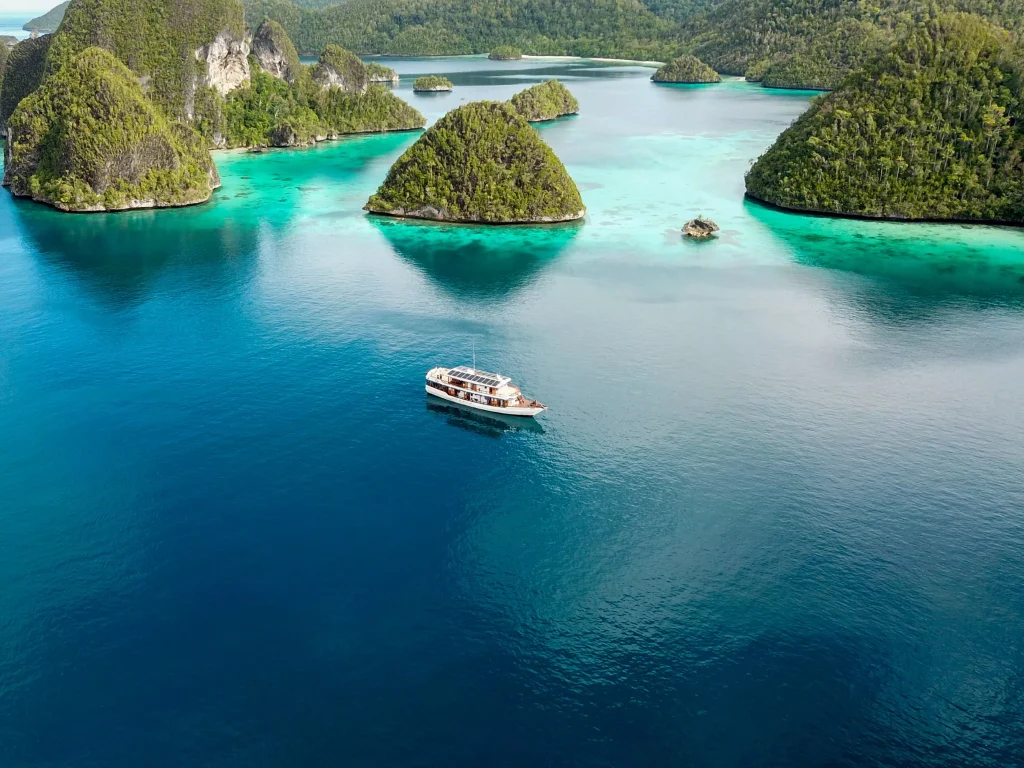 Eco-friendly snorkeling cruises in Raja Ampat - Nomad Archipelago